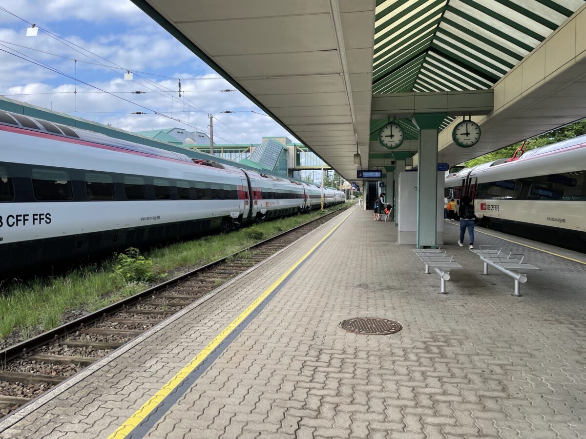 Arlbergrunde mit Bahn, Bus und zu Fuß – Auf Schiene